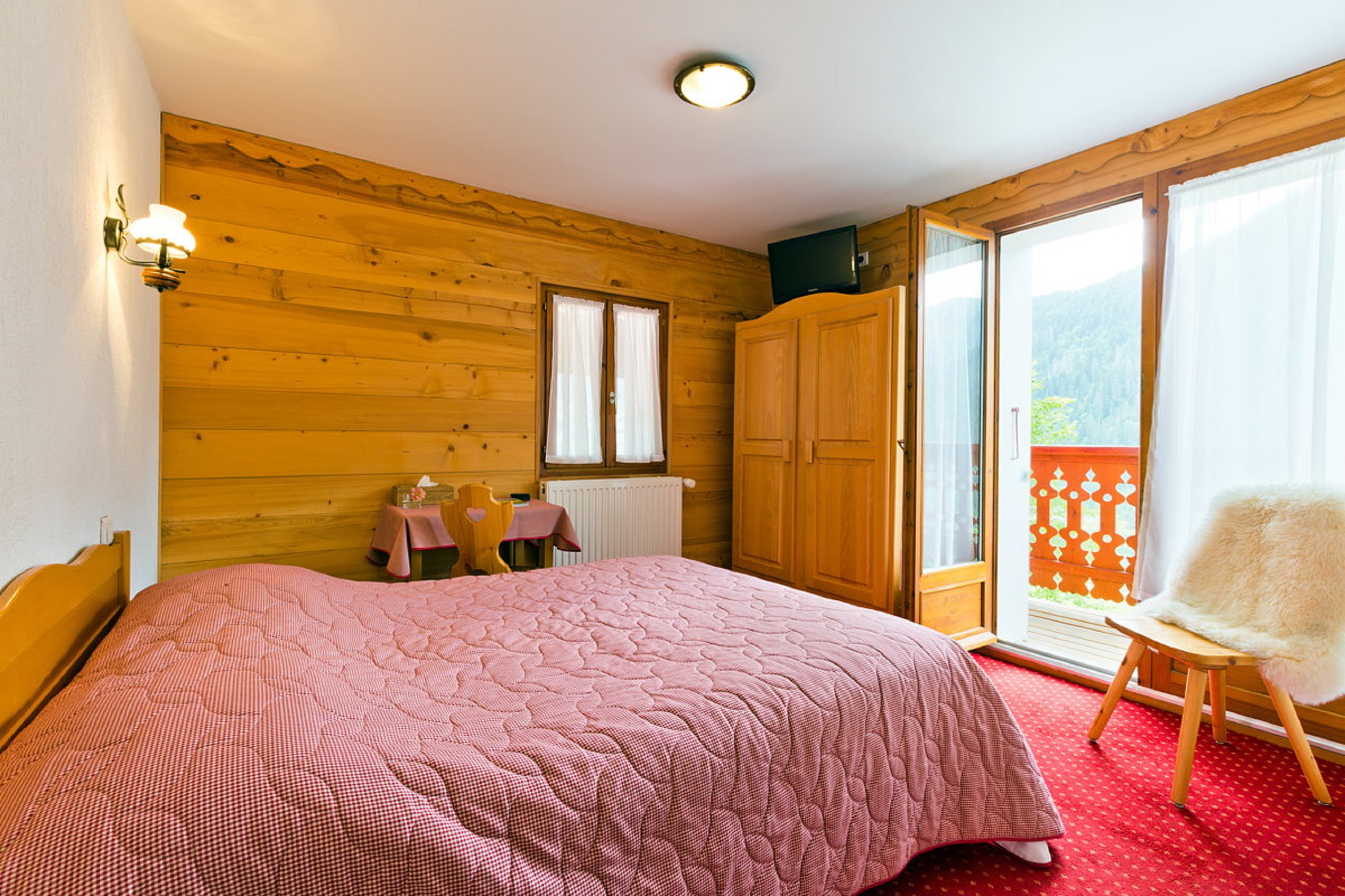 HOTEL LE ROITELET, Châtel - Hôtel 2 Etoiles, Grandes Mouilles / Route ...